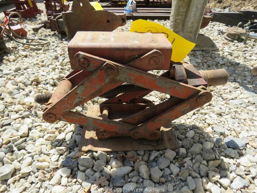 West Auctions - Auction: Complete Farm Liquidation ITEM: Scissor Jack